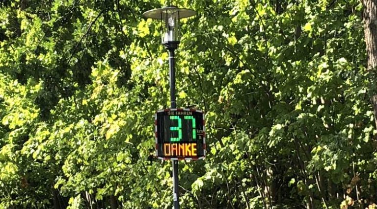 Neue LED-Geschwindigkeitsanzeige in Großbeeren - Teltower Stadtblatt-Verlag